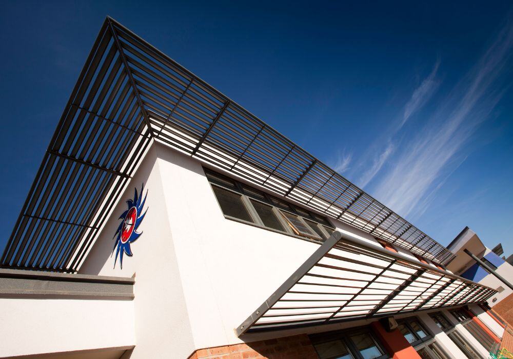 What factors should be considered when designing brise soleil?